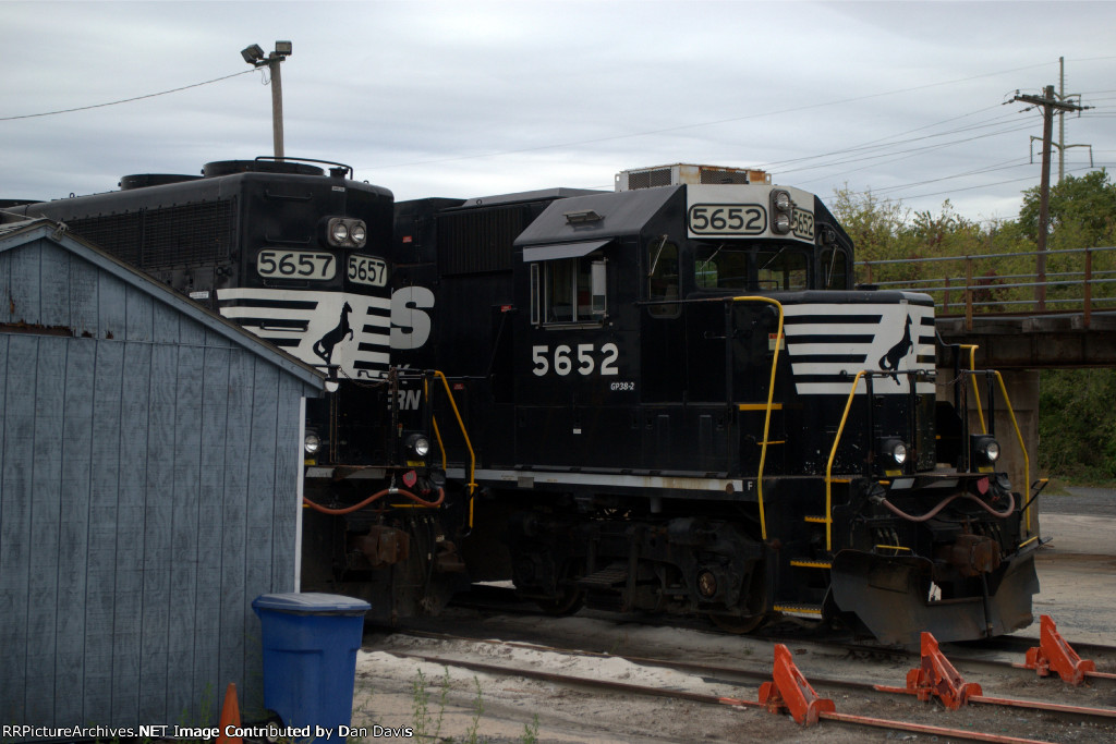NS GP38-2s 5657 and 5652